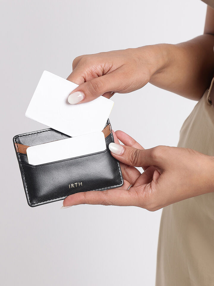 Tuck Black Leather Card Holder by IRTH | House of Titan